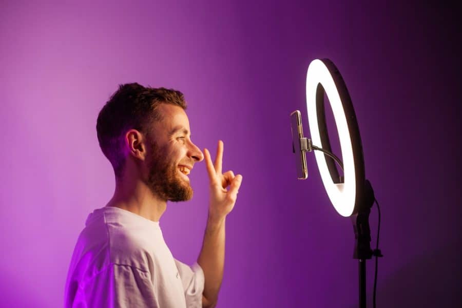 How does a ring light help my modelling photographs? – Models Direct